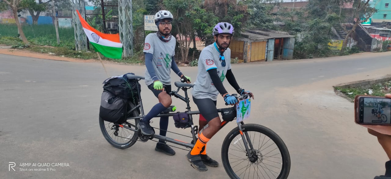 FIRST DUO TO COMPLETE INTERSTATE CYCLING EXPEDITION - India Book of Records