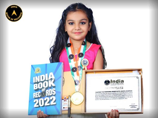 Fastest to perform Asamyukta Hasta mudras - India Book of Records