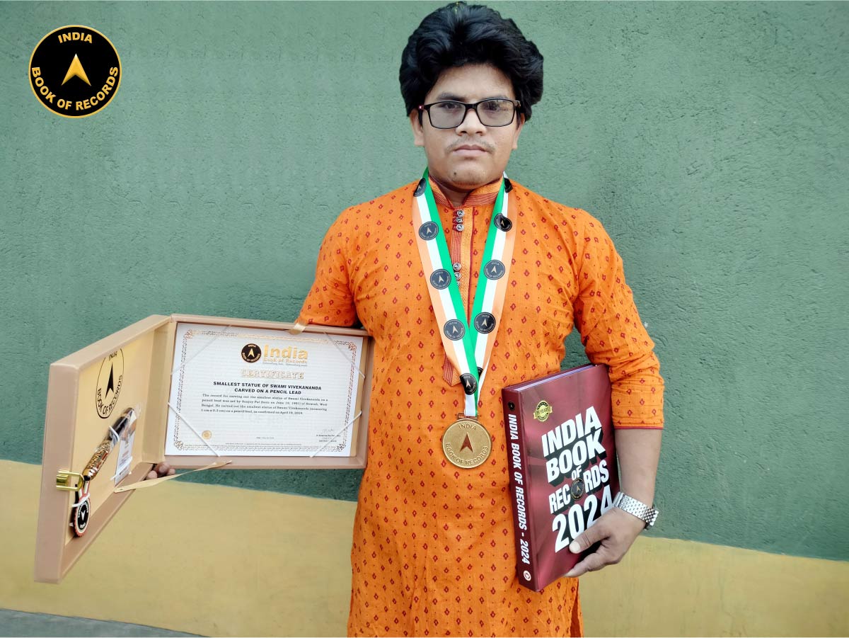 Smallest statue of Swami Vivekananda carved on a pencil lead - India Book of Records