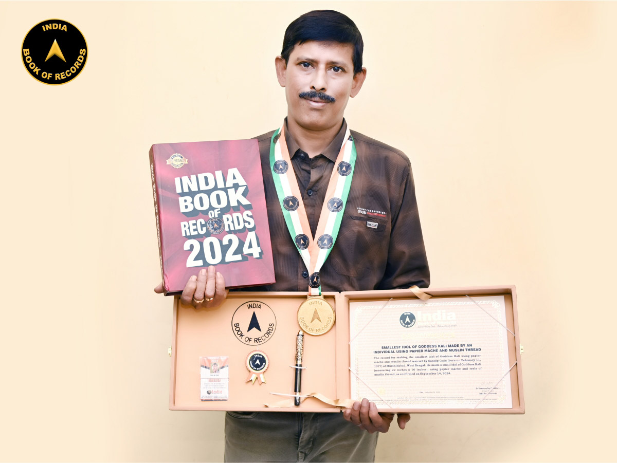 Smallest idol of Goddess Kali made by an individual using papier mâché ...